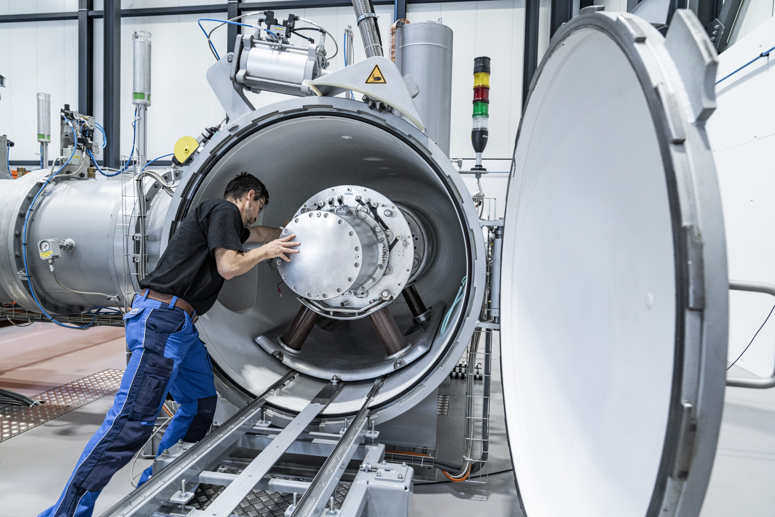 CONDIS UHV GIS laboratory facilities in Rossens with operator